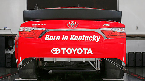 NASCAR: Toyota dévoile sa Camry 2015 de Coupe Sprint | Auto123.com