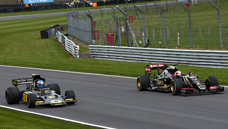 F1: Lotus E23 meets Lotus 72! (+photos) | Auto123.com